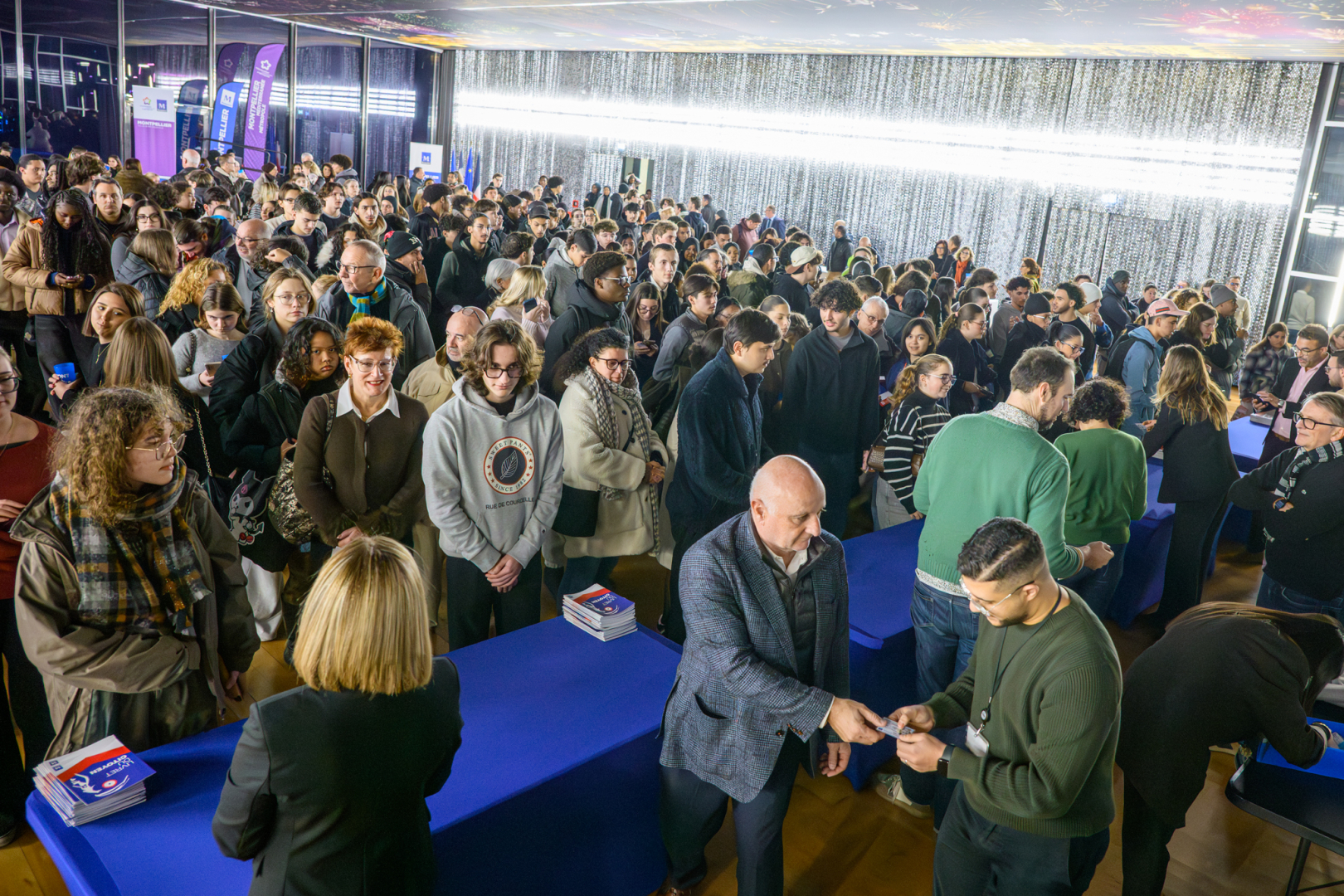 Remise des cartes électorales dans la maison commune - En Commun