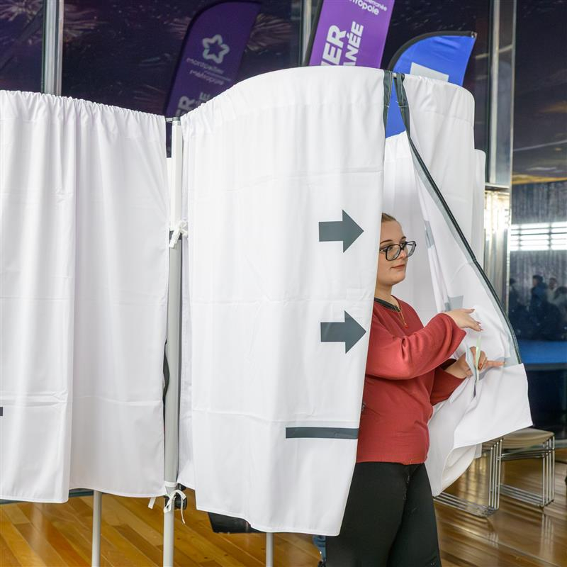Remise des cartes électorales dans la maison commune - En Commun